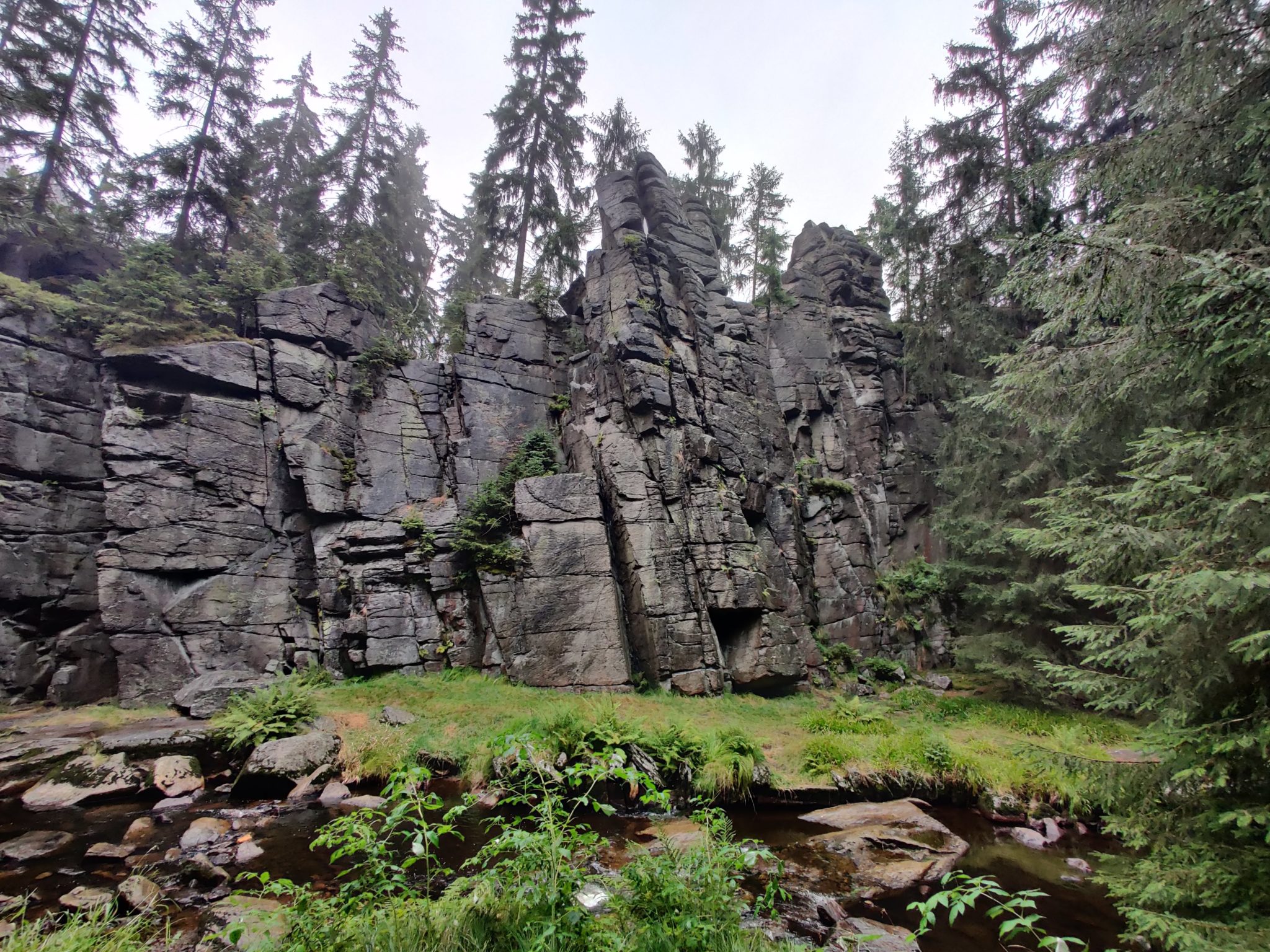 Der Teufelsfelsen im Tal der schwarzen Pockau - Sachsen Erkunden